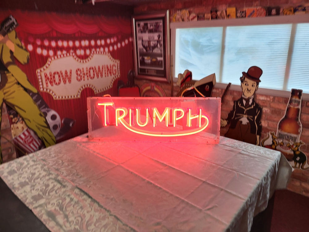 A Rare TRIUMPH lightbox 1951 OGIGINAL neon WOW ! | Automobilia-UK ...