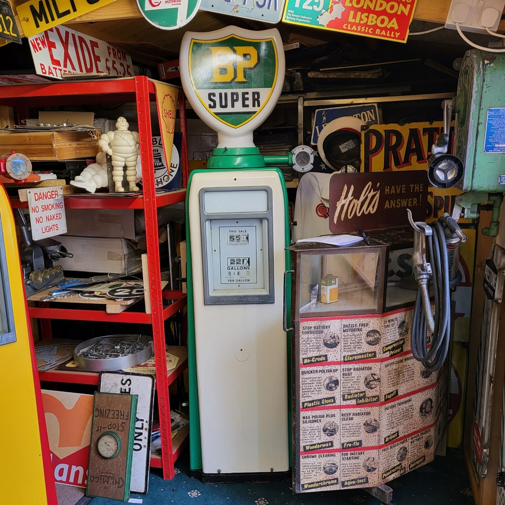 Avery Hardoll vintage pump in BP livery Pumps and Globes | Automobilia ...