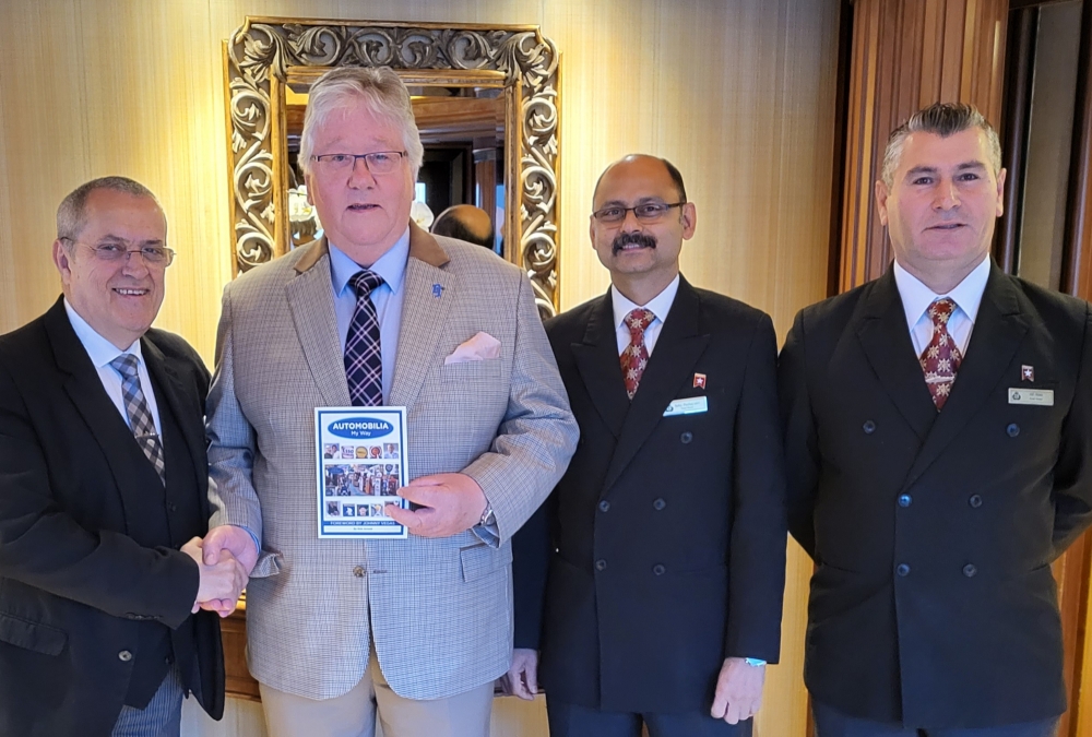 Queen Victoria Head Waiters look after boss ! Gallery | Automobilia-UK ...