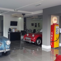 Classic car showroom display Gallery | Automobilia-UK - vintage petrol ...